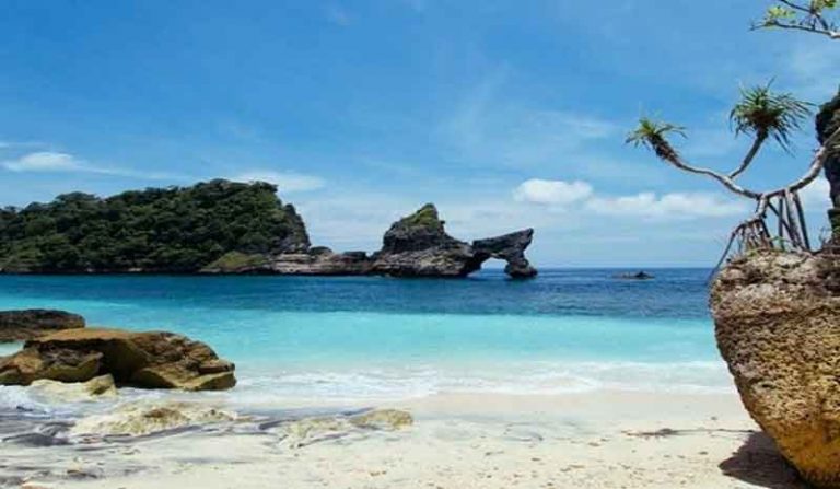 Keindahan Tersembunyi Pantai Atuh Nusa Penida Bali