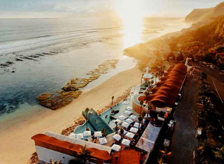 Wisata Pantai Melasti, Keunikan, Sejarah dan Tiket Masuk