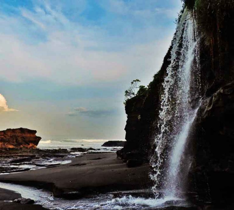 Wisata Pantai Melasti, Keunikan, Sejarah dan Tiket Masuk